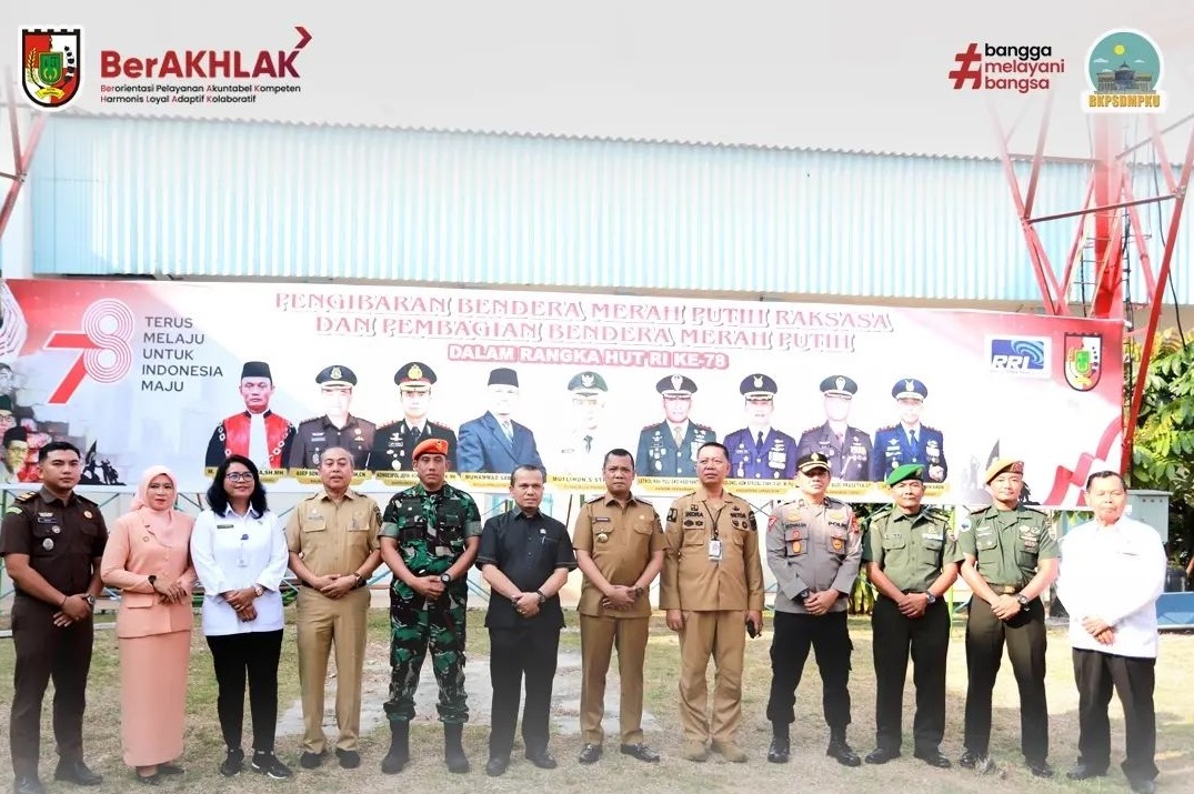 Kepala BKPSDM Pekanbaru Hadiri Pengibaran Bendera Merah Putih Raksasa ...