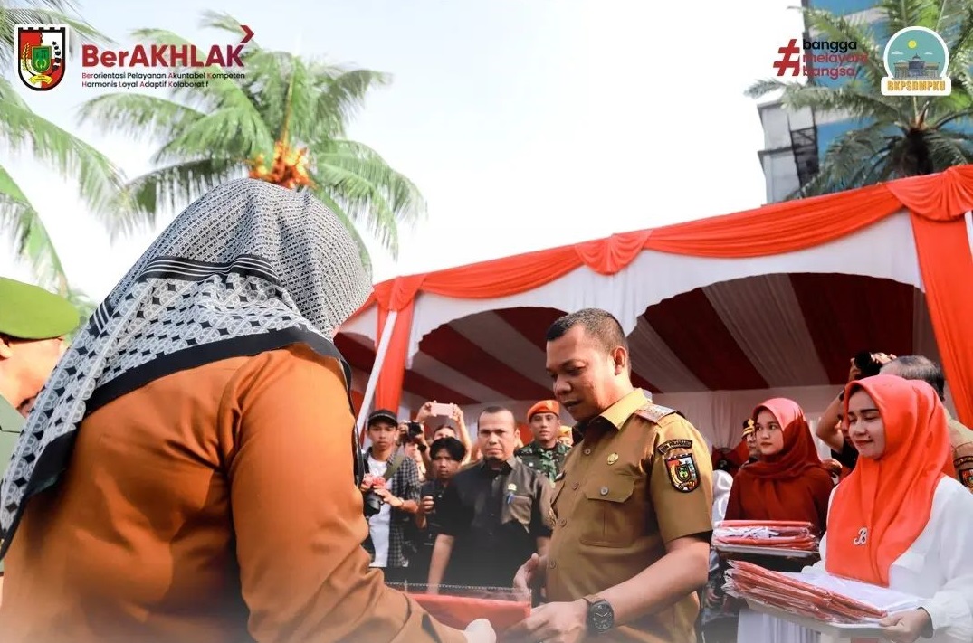 Kepala BKPSDM Pekanbaru Hadiri Pengibaran Bendera Merah Putih Raksasa ...