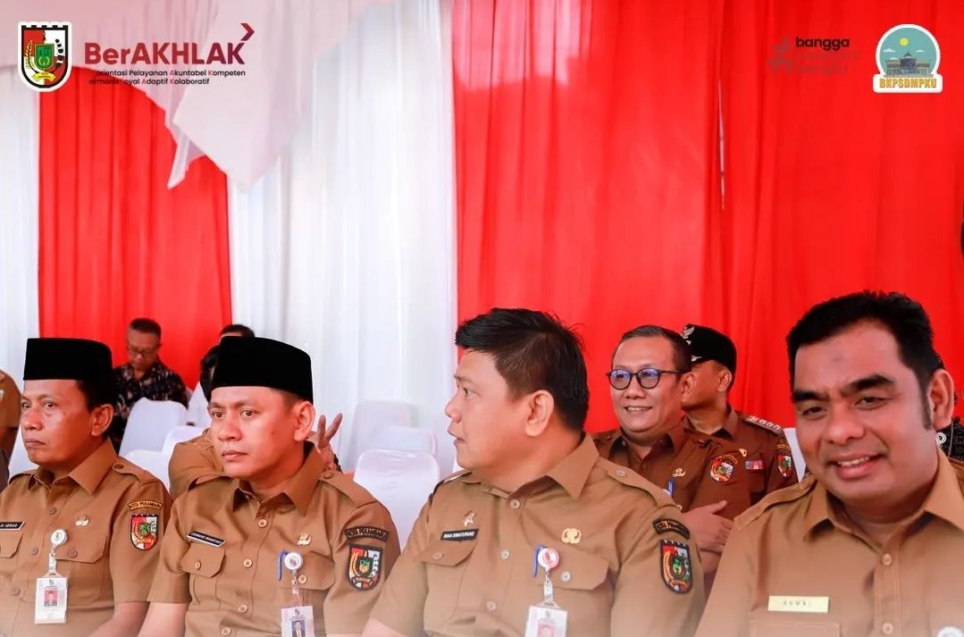 Kepala BKPSDM Pekanbaru Hadiri Pengibaran Bendera Merah Putih Raksasa ...